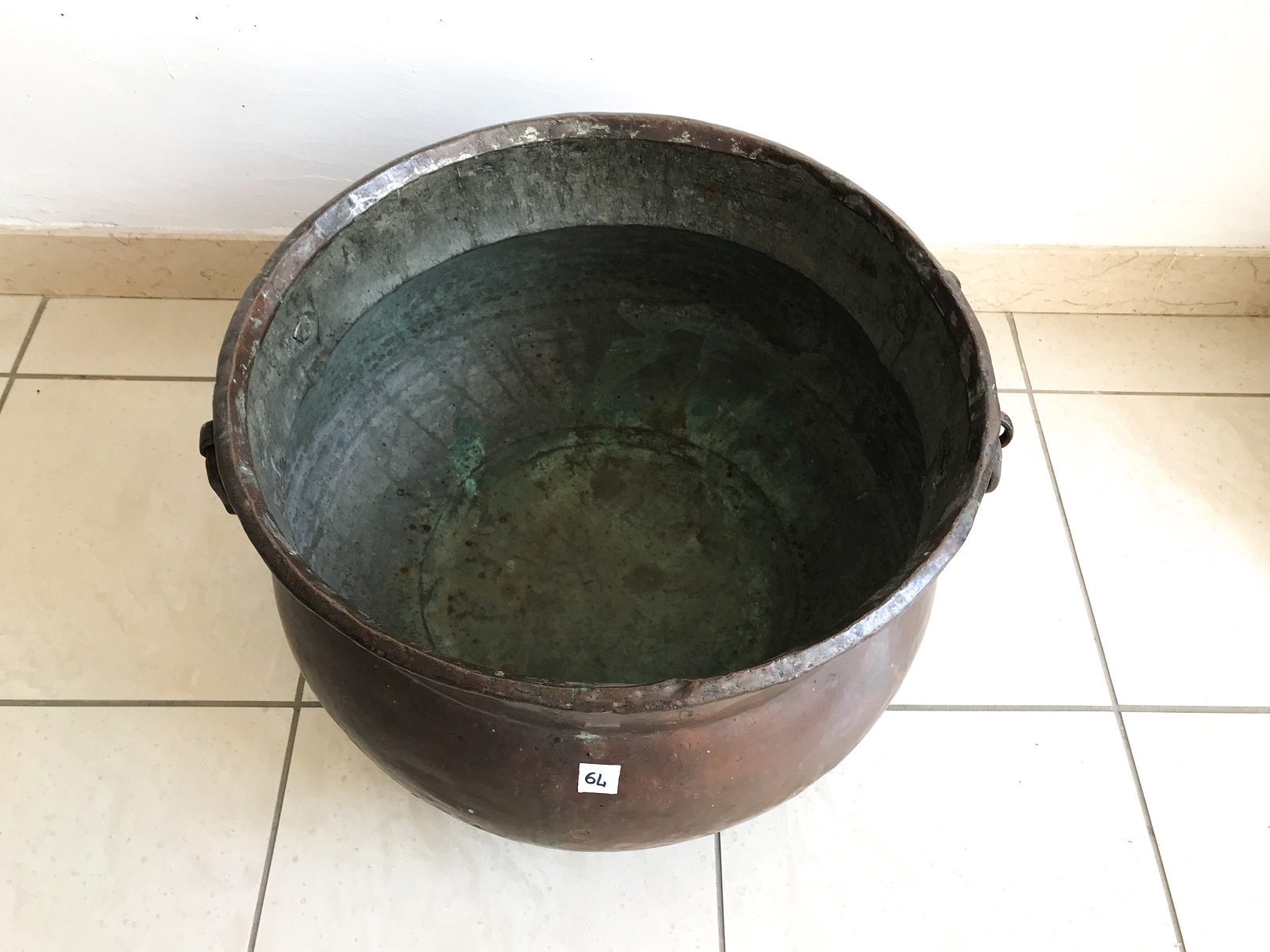 Antico pentolone in rame brunito con manici in ferro