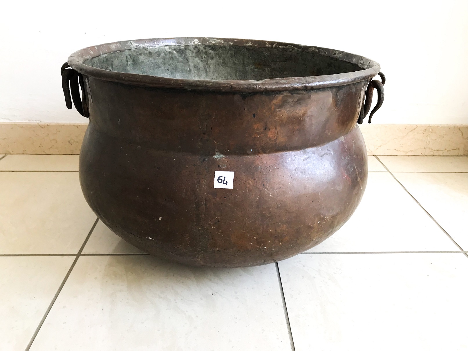 Antico pentolone in rame brunito con manici in ferro
